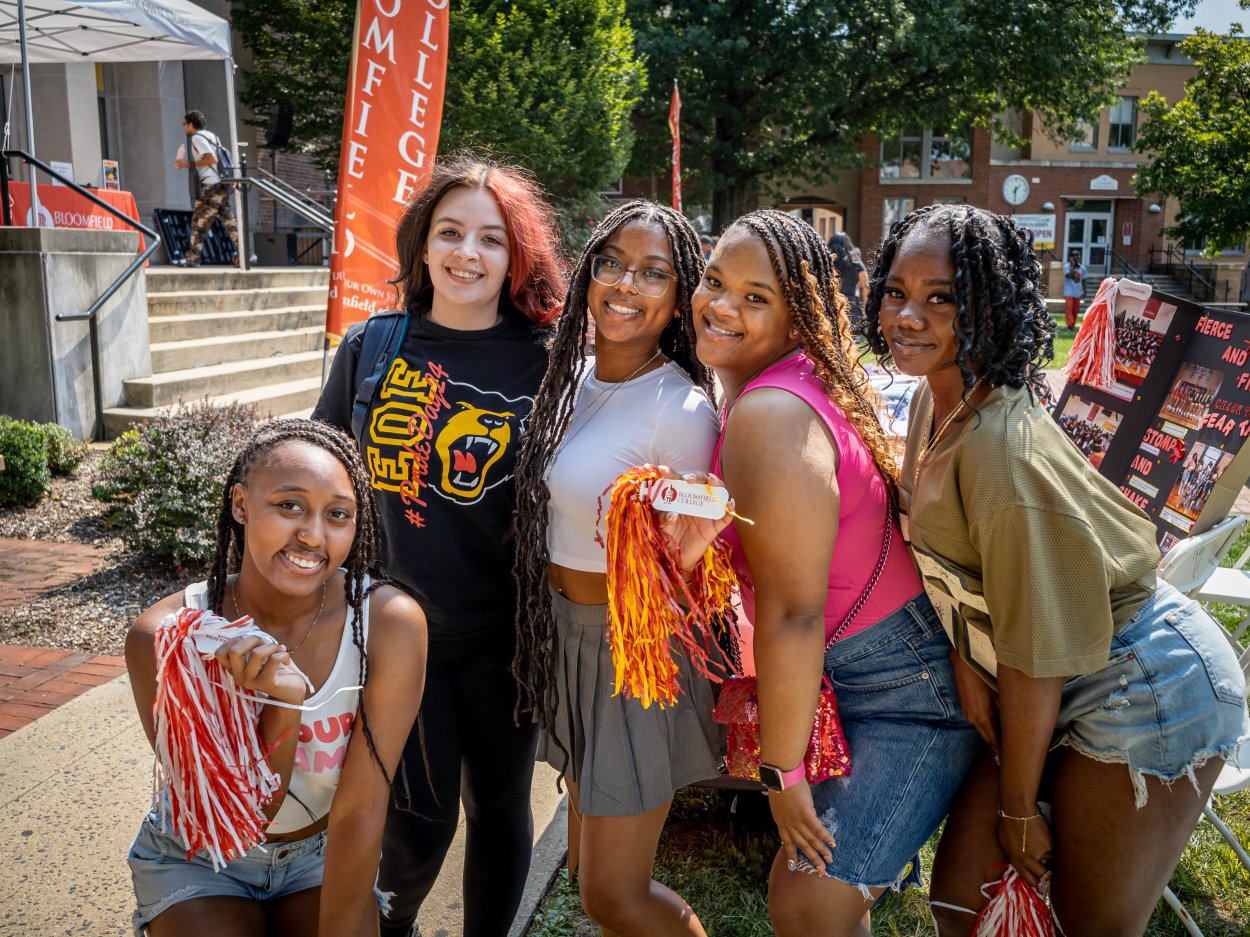 How Welcome Week Events Create College Student Belonging – Bloomfield ...